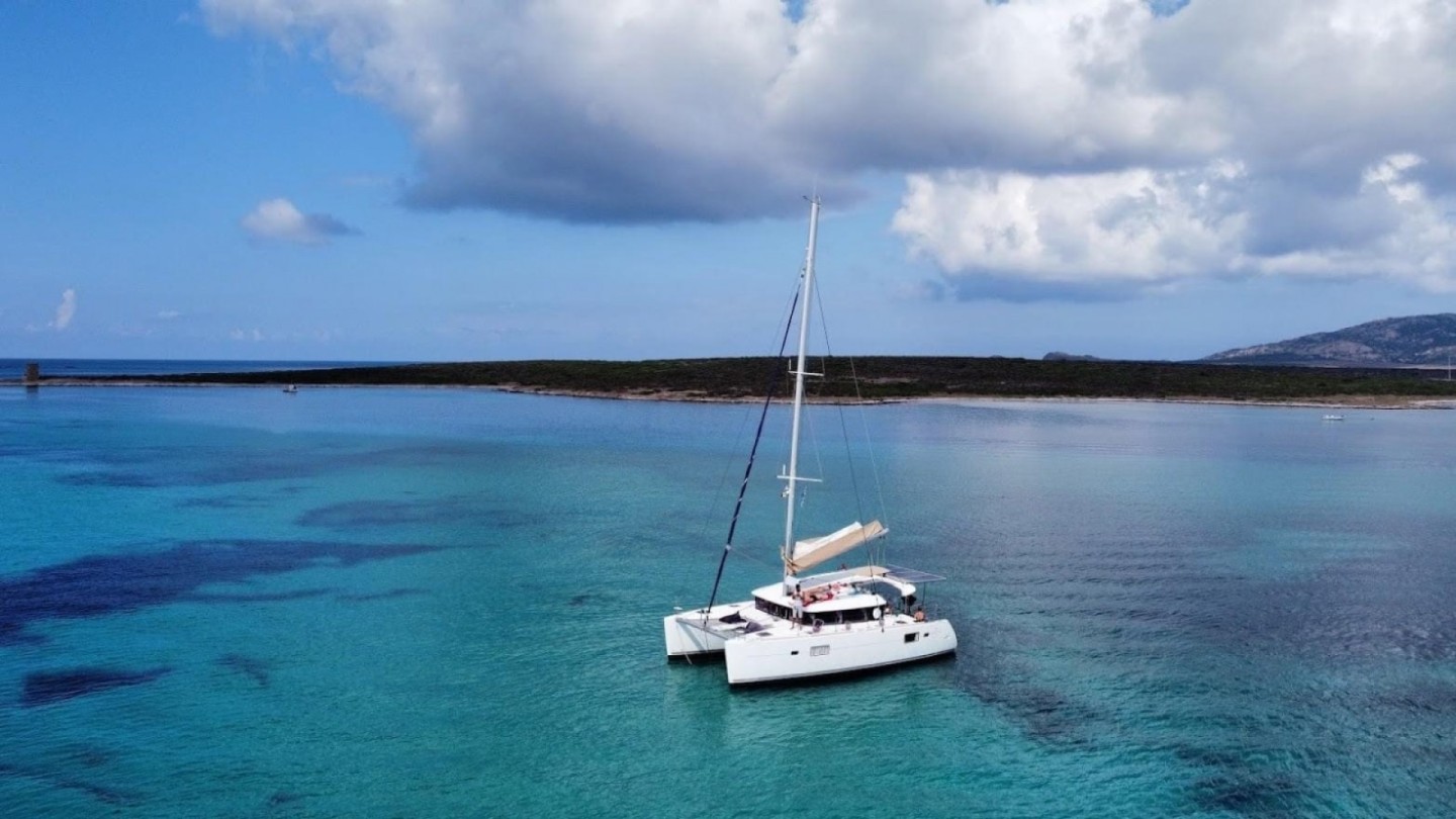 Rent a Catamaran Lagoon 400 in Marigot | SamBoat