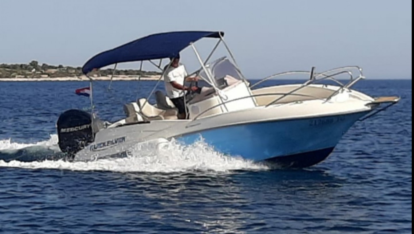 Rent a Motorboat Quicksilver 555 WA Commander in Rogoznica | SamBoat