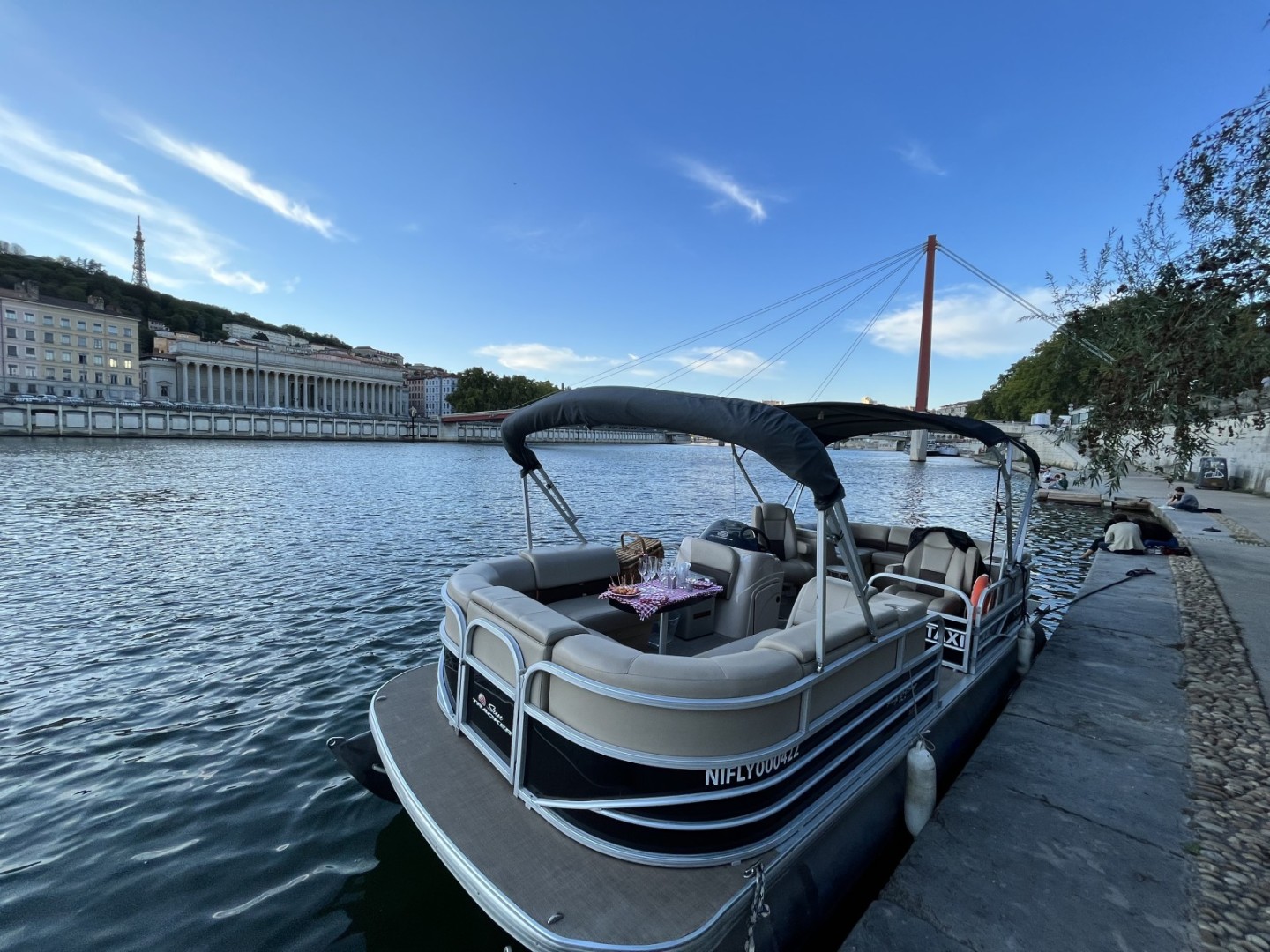 Rent a Motorboat Suntracker Party Barge WaterTaxiLyon 24 XP 3 in Lyon ...