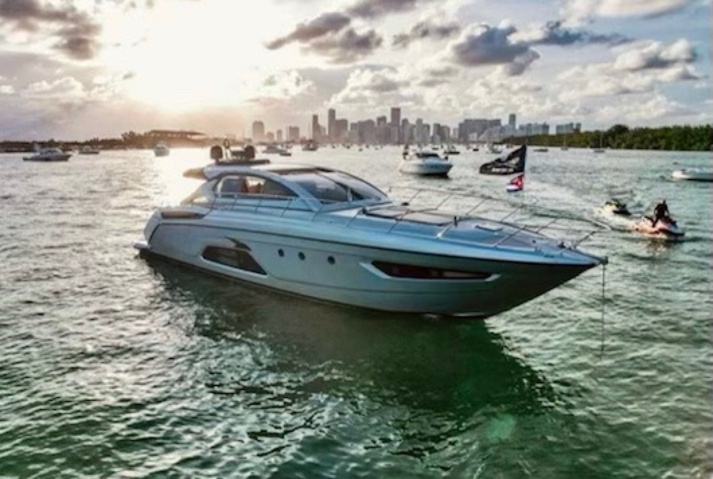 Rent a Luxury Yacht Azimut 65 in South Miami Beach (65' Azimut) | SamBoat