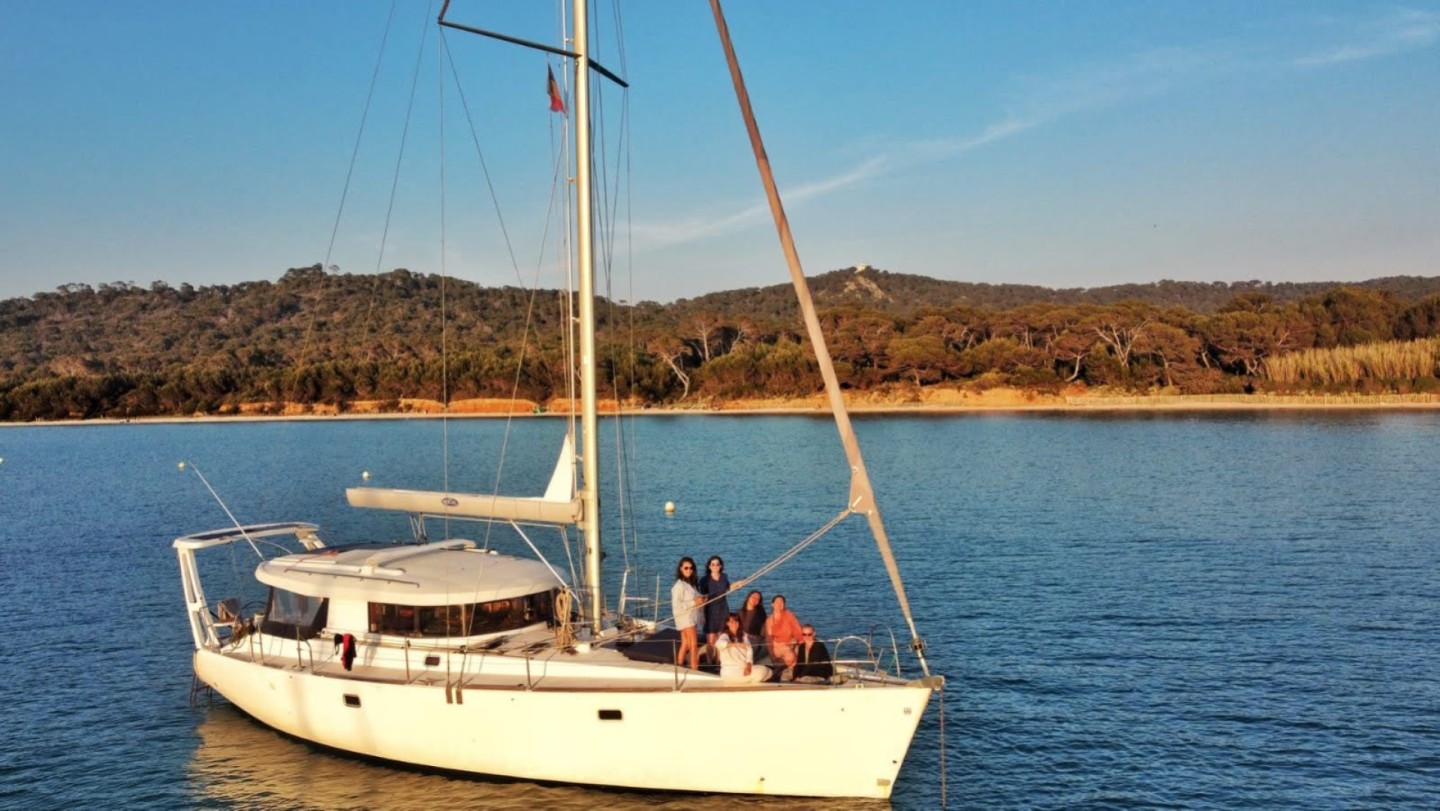Rent a Sailboat Dufour Atoll 43 in Hyeres | SamBoat