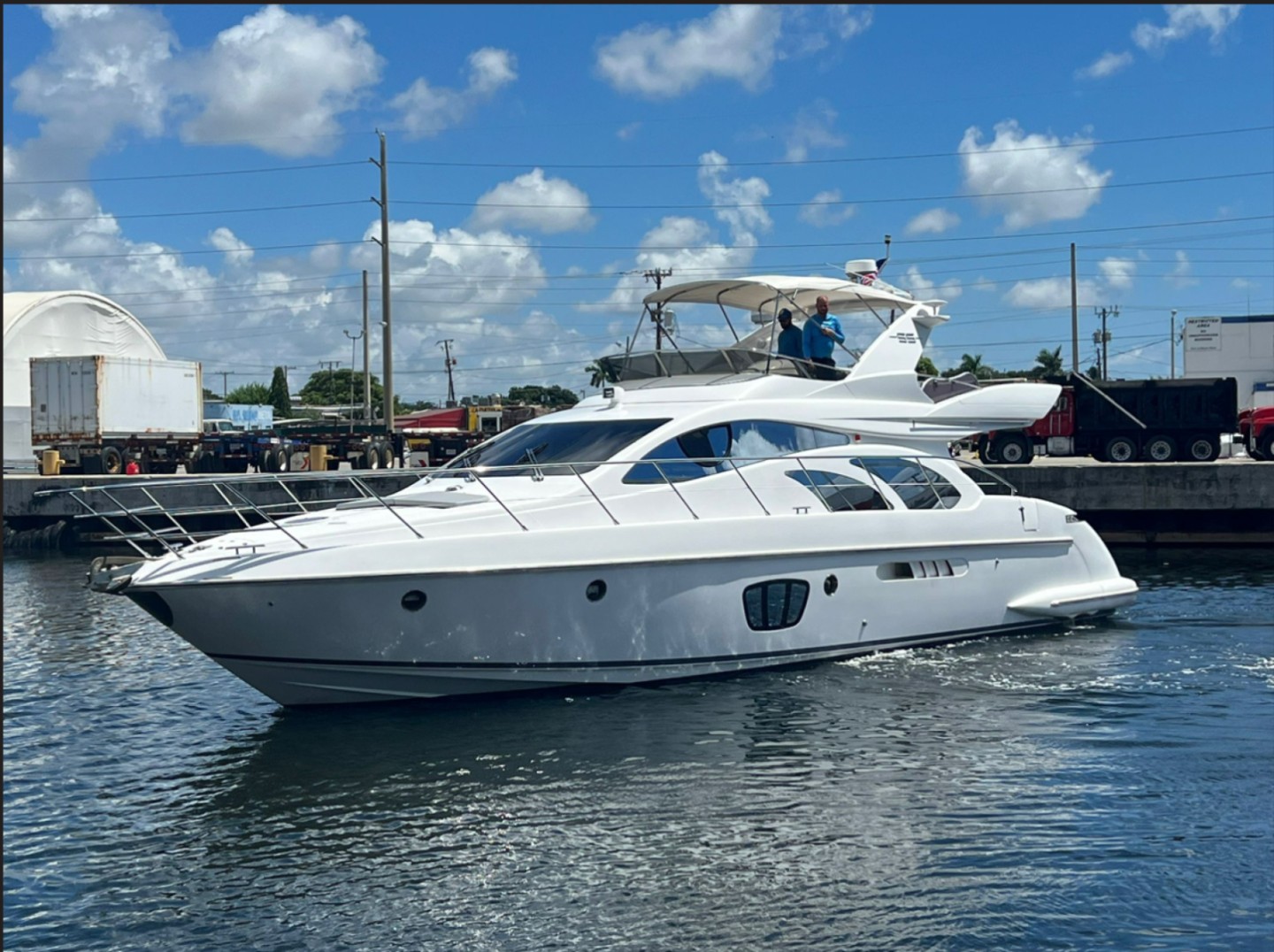Rent a Motorboat 55 ft Azimut in Miami (55 ft Azimut) | SamBoat