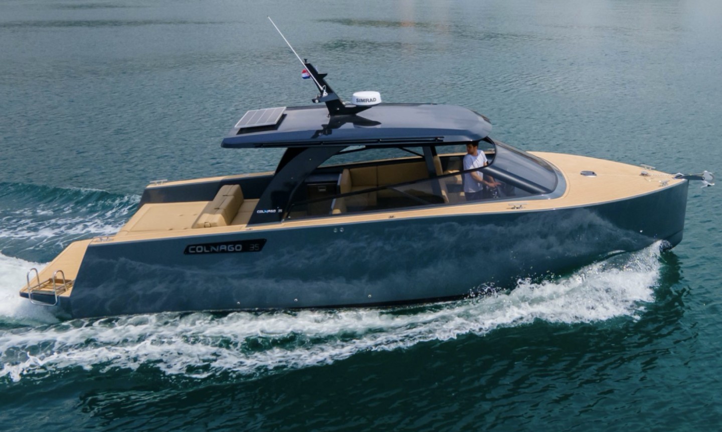 Rent a Motorboat Colnago 35 Open in Makarska (Colnago Marine 35) | SamBoat