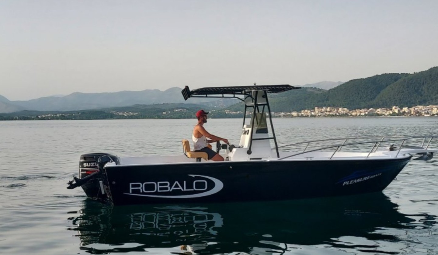 Rent a Motorboat Robalo 2120 in Sývota (ROBALO) | SamBoat