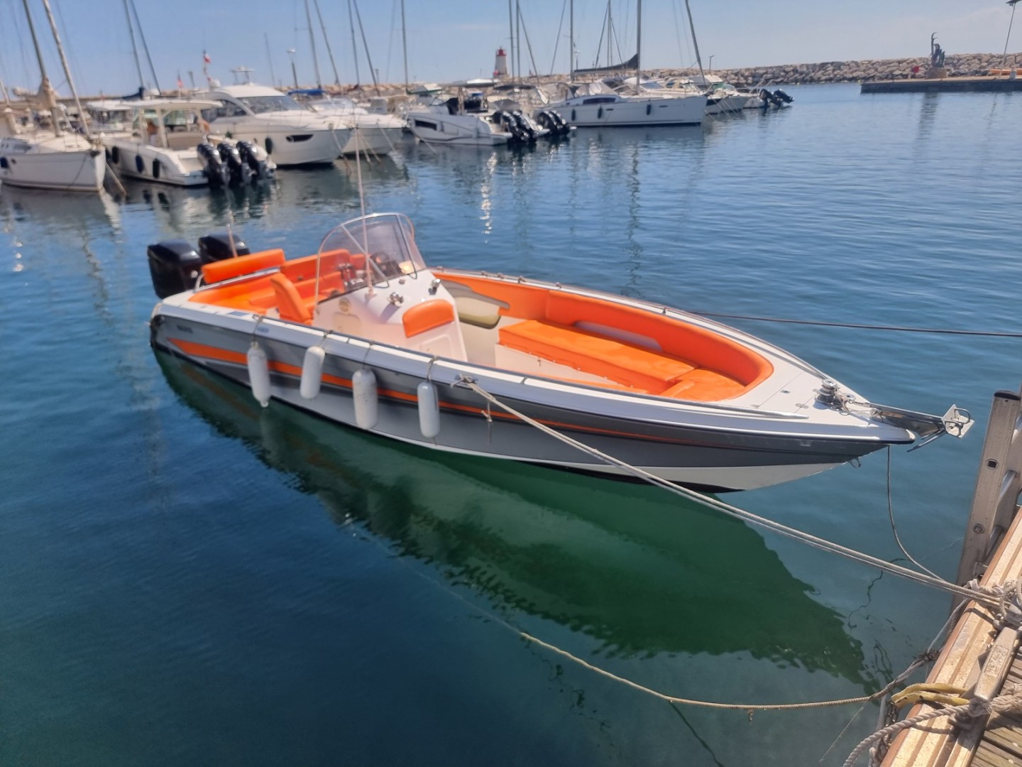 Rent a Motorboat Cobra 27 in Carro (Hermesse) | SamBoat