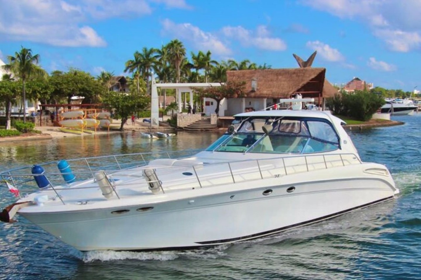 Rent a Luxury Yacht Sea Ray 555 Sundancer in Cancún | SamBoat