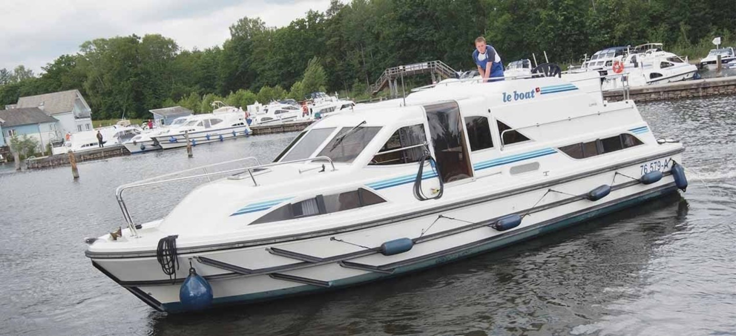 Rent a Houseboat Comfort Clipper in Hindeloopen (Clipper (4+2) - 25 ...