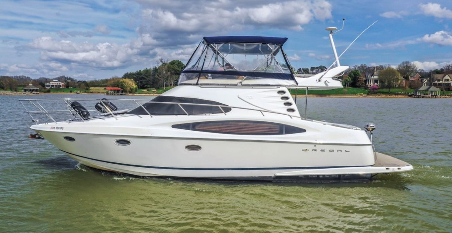 Rent a Motorboat Régal Regal 4080 Flybridge in Cartagena | SamBoat