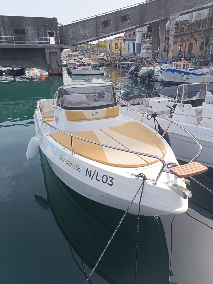 Rent a Motorboat Salento marine Sundek in Sorrento | SamBoat