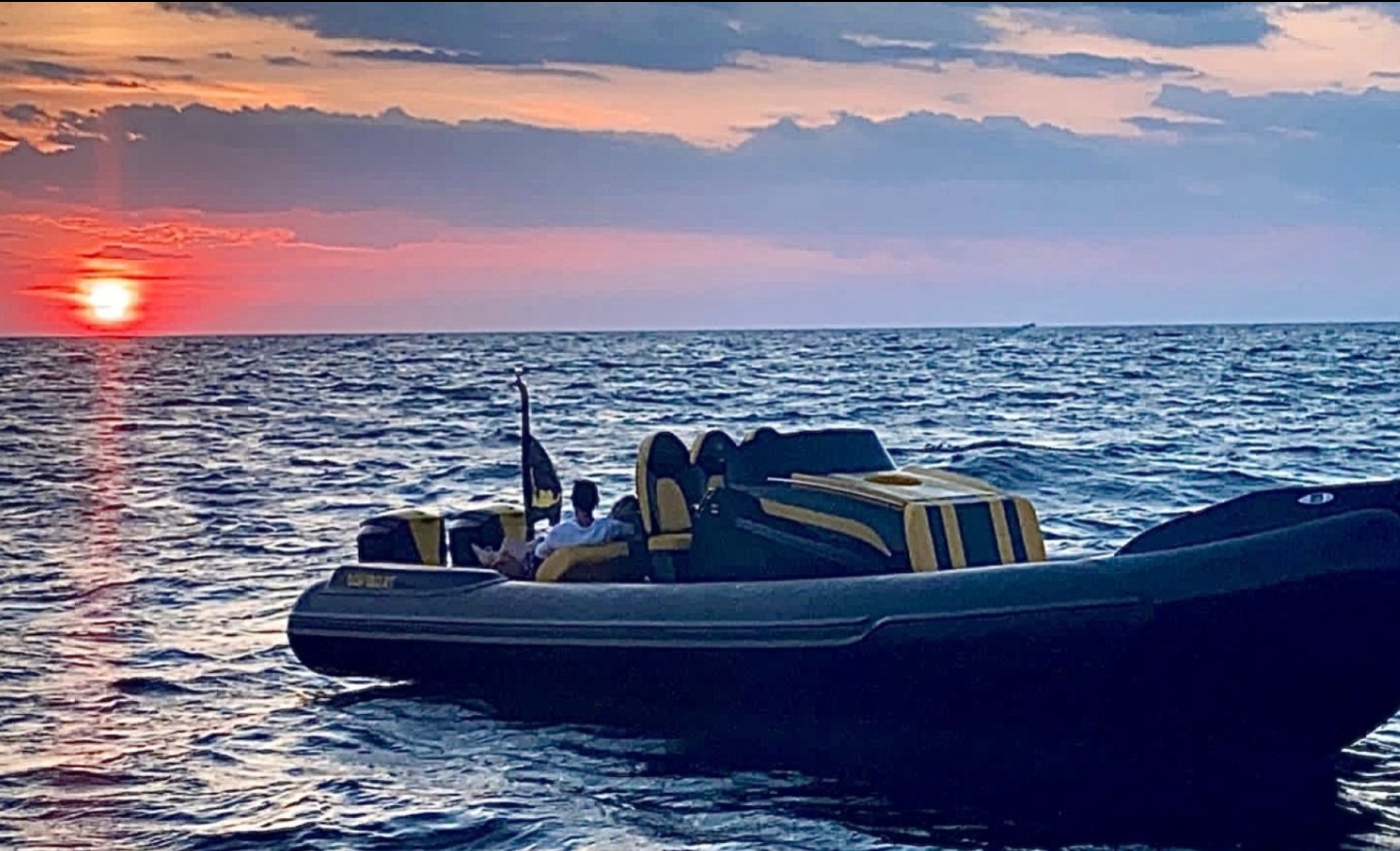 Rent a RIB dovi boat revolution in Neapol (Batman) | SamBoat