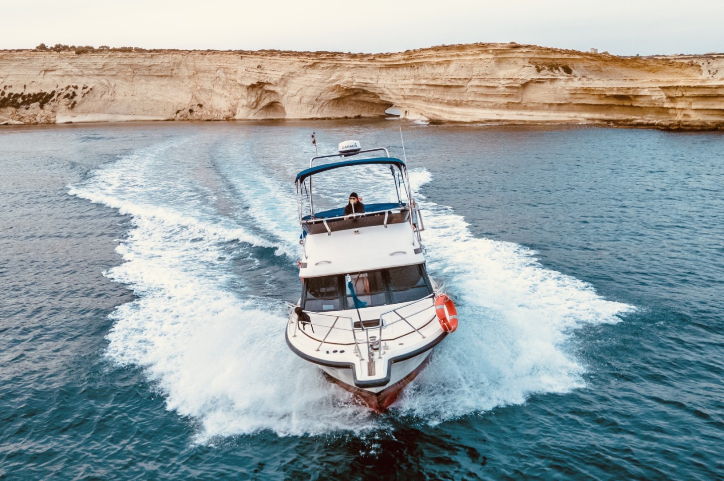 Rent a Motorboat Phoenix 29 SFX Convertible in Il-Kalkara | SamBoat