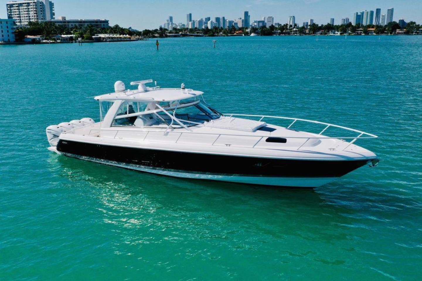 Rent a Motorboat Intrepid 48 Sport Yacht in Nassau (47 Intrepid) | SamBoat