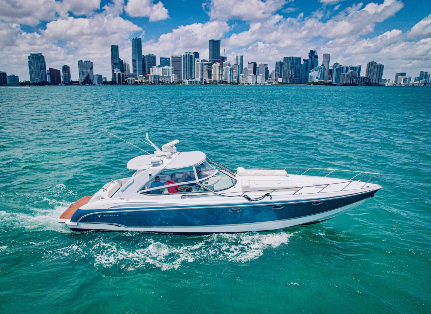 Rent a Motorboat Formula 400 SS DIESEL in Miami | SamBoat