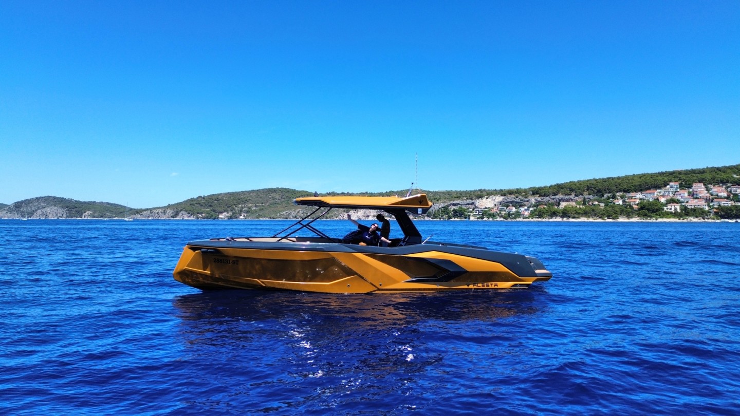 Rent a Motorboat Alesta Marine Raptor parasailing in Split | SamBoat