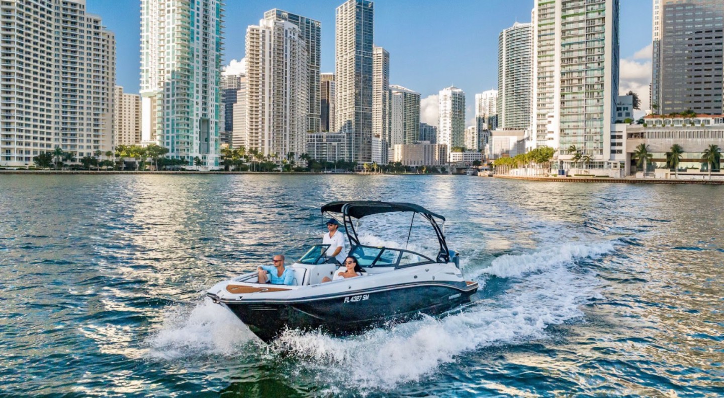 Rent a Motorboat Monterey 27 in Miami Beach (BLY Monterey 27) | SamBoat