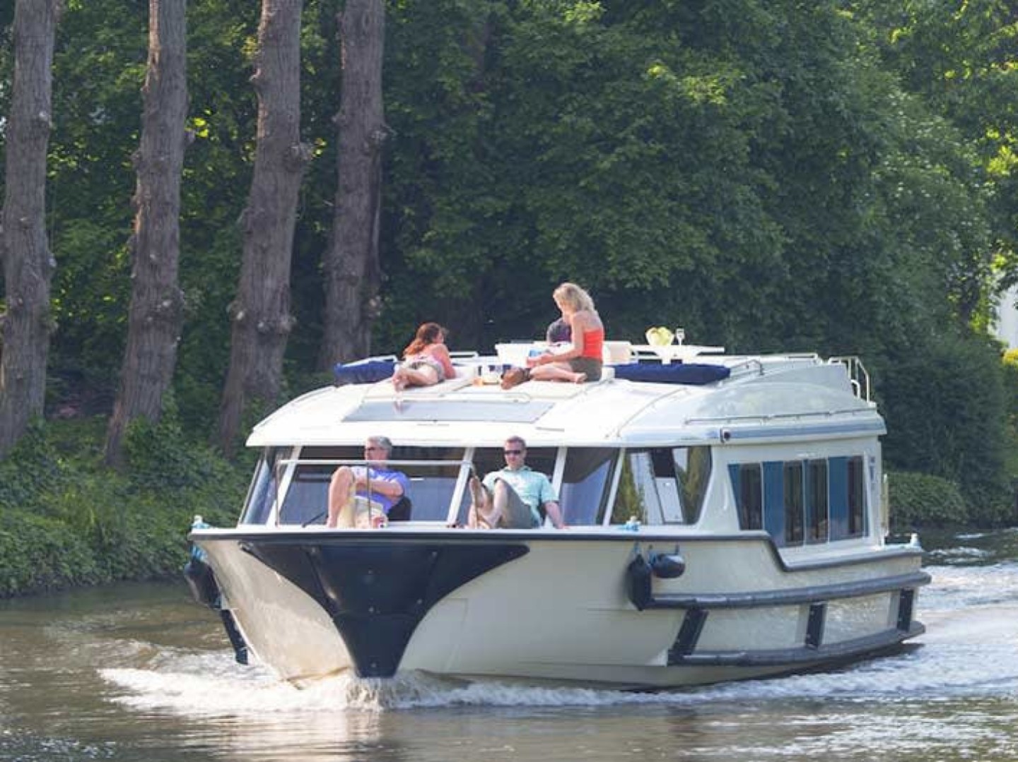 Rent a Motorboat Le Boat Vision 3 in Fontenoy-le-Château | SamBoat