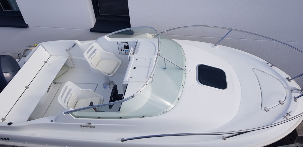 Rent a Motorboat Jeanneau Leader 545 in Douarnenez - SamBoat