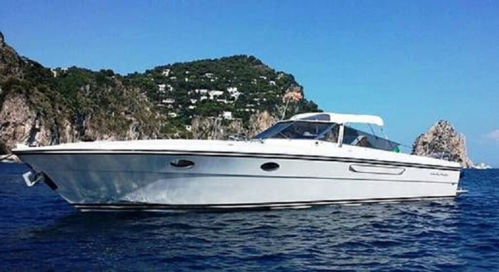 Rent a Motorboat Itama 38 in Sorrento (Itama 38 - "Blui") - SamBoat