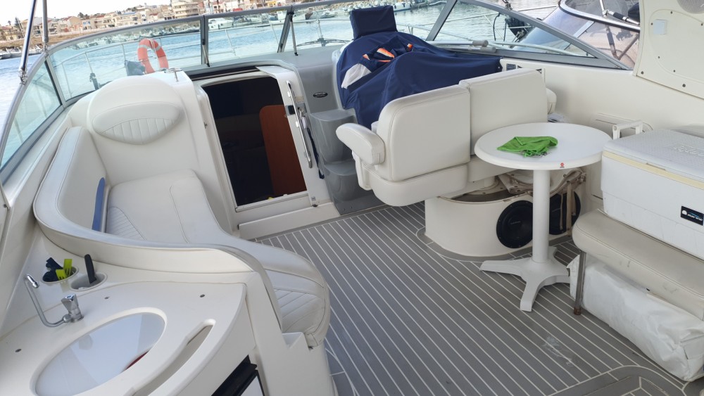 Rent a Motorboat Bayliner 340 in Marina di Ragusa (Bayliner 340) - SamBoat