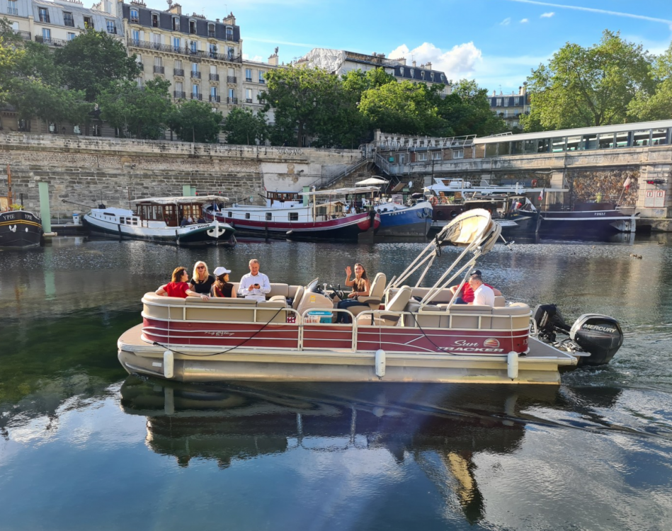 Rent a Motorboat Bateau Ponton Ponton in Paris 01 Louvre - SamBoat