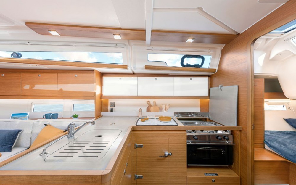 Dufour 390 Grand Large - Specs, layout & video | SamBoat