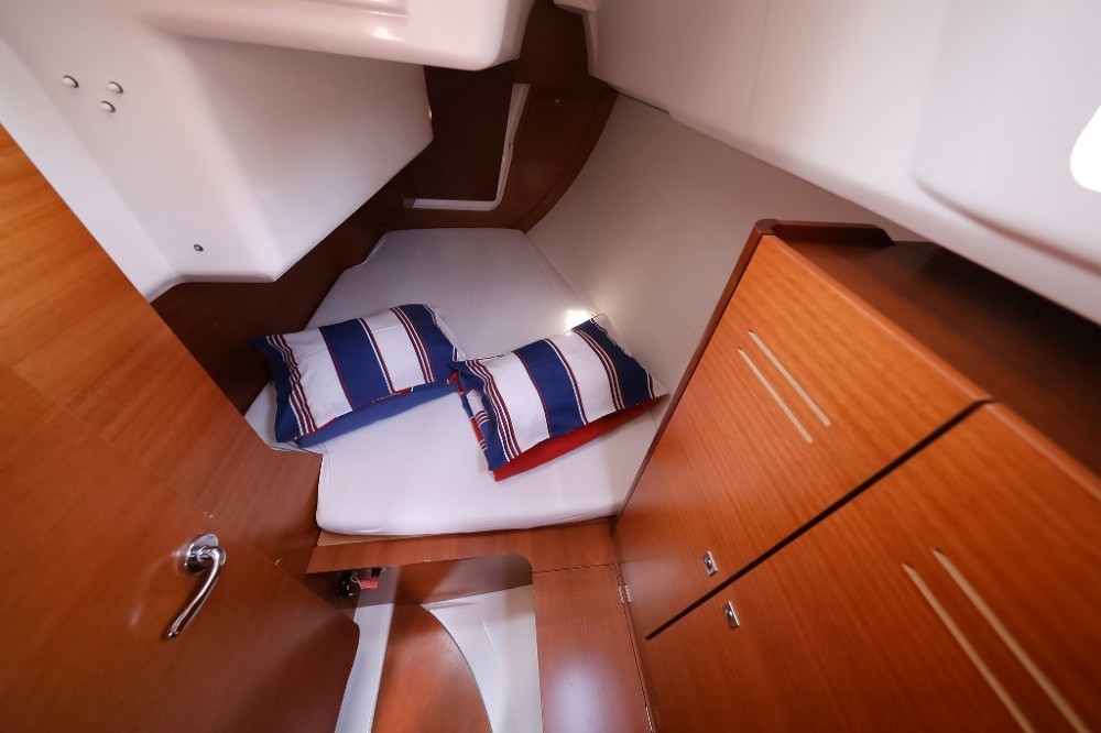Dufour 350 Grand Large - Specs, layout & video | SamBoat