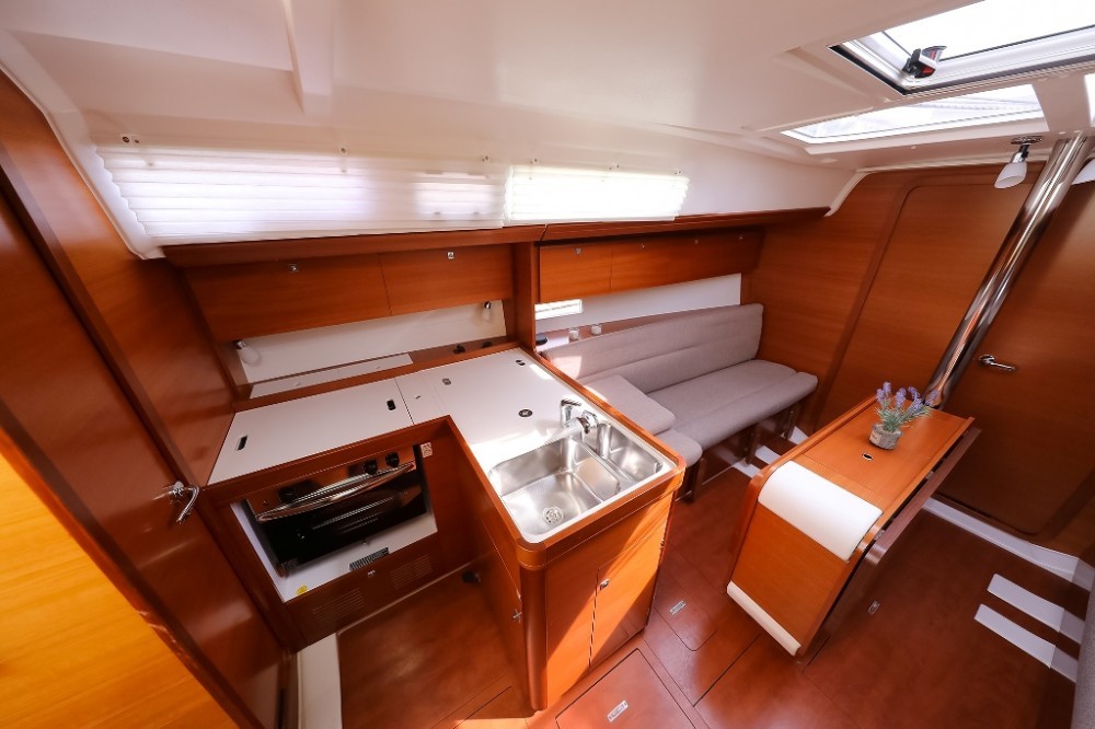 Dufour 350 Grand Large - Specs, layout & video | SamBoat