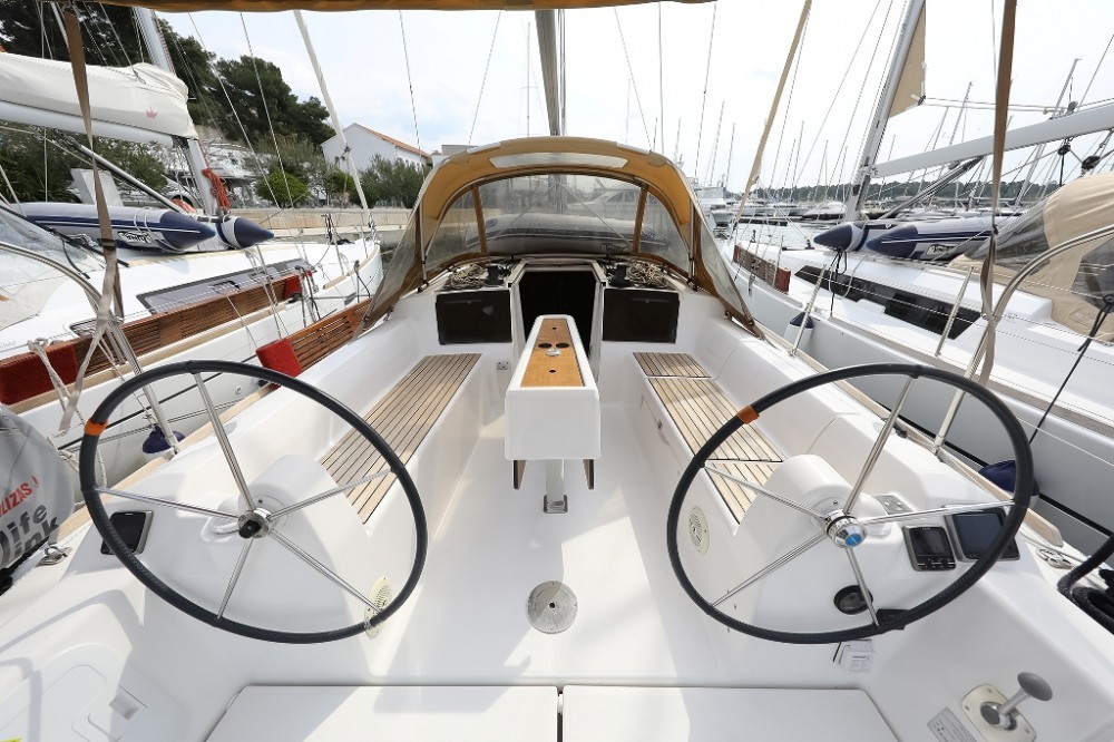 Dufour 350 Grand Large - Specs, layout & video | SamBoat