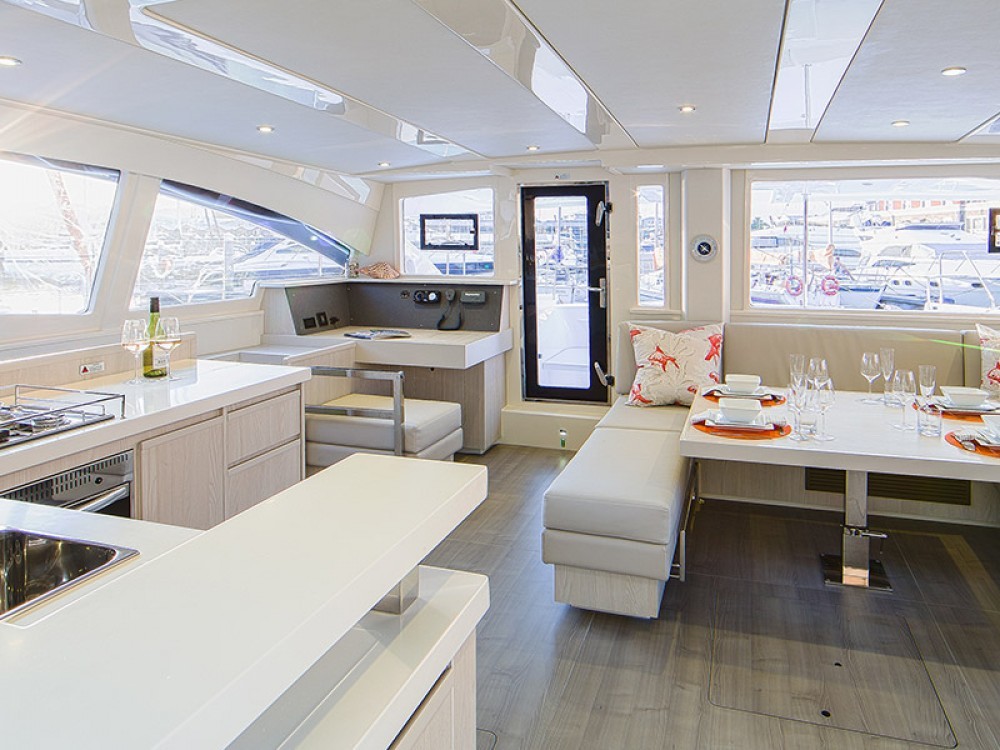 Leopard 48 - Specs, layout & video | SamBoat