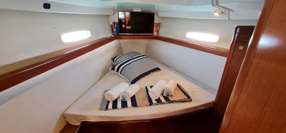 Oceanis 43 - Specs, layout & video | SamBoat