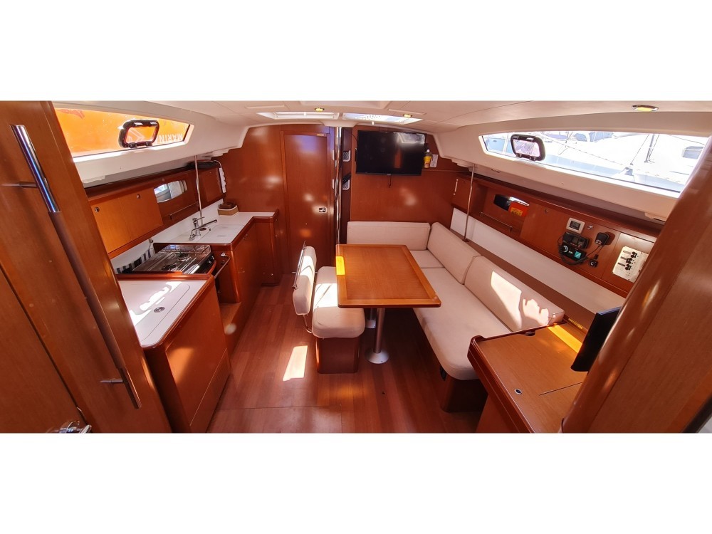 Oceanis 43 - Specs, layout & video | SamBoat