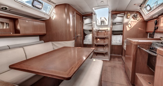 Oceanis 40 - Specs, layout & video | SamBoat