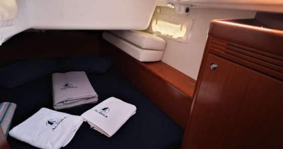 Oceanis 40 - Specs, layout & video | SamBoat