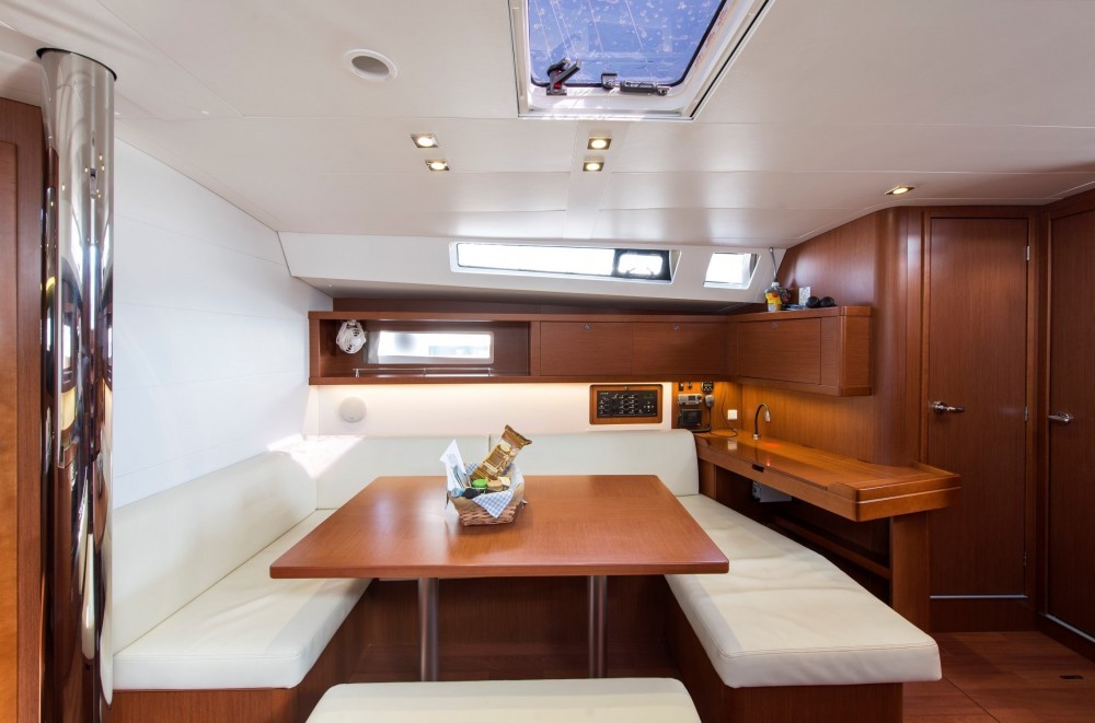 Oceanis 45 - Specs, layout & video | SamBoat