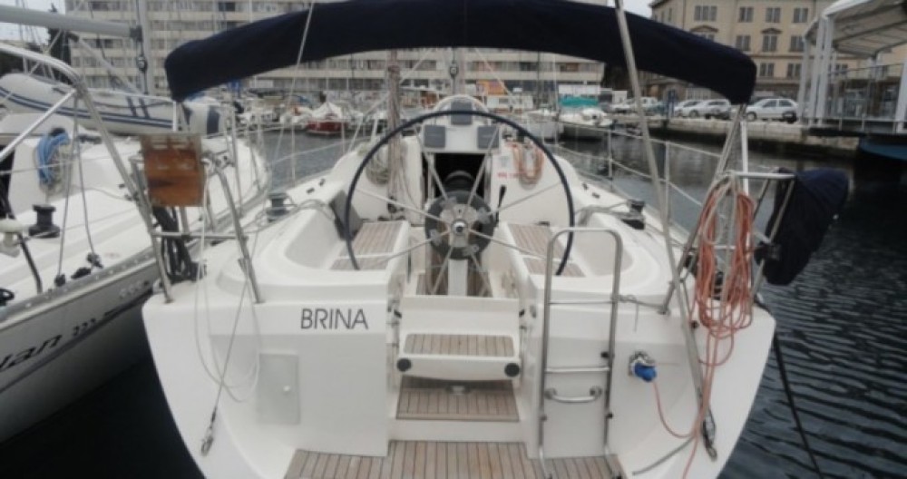 Elan 333 - Specs, layout & video | SamBoat