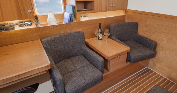 Hanse 445 - Specs, layout & video | SamBoat