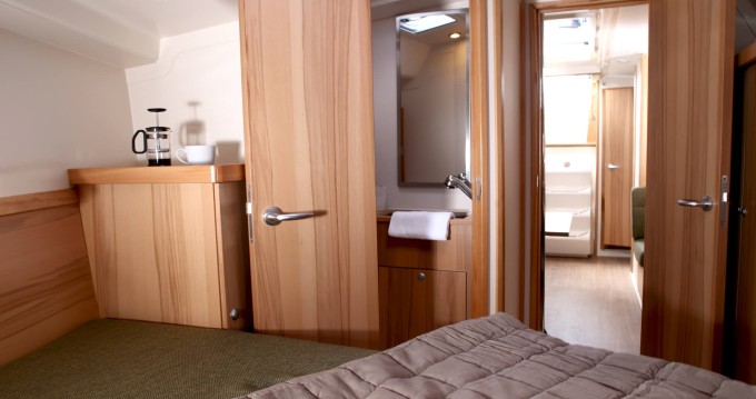 Hanse 400 - Specs, layout & video | SamBoat