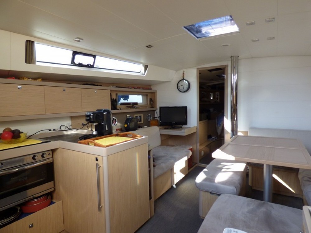 Oceanis 50 - Specs, layout & video | SamBoat