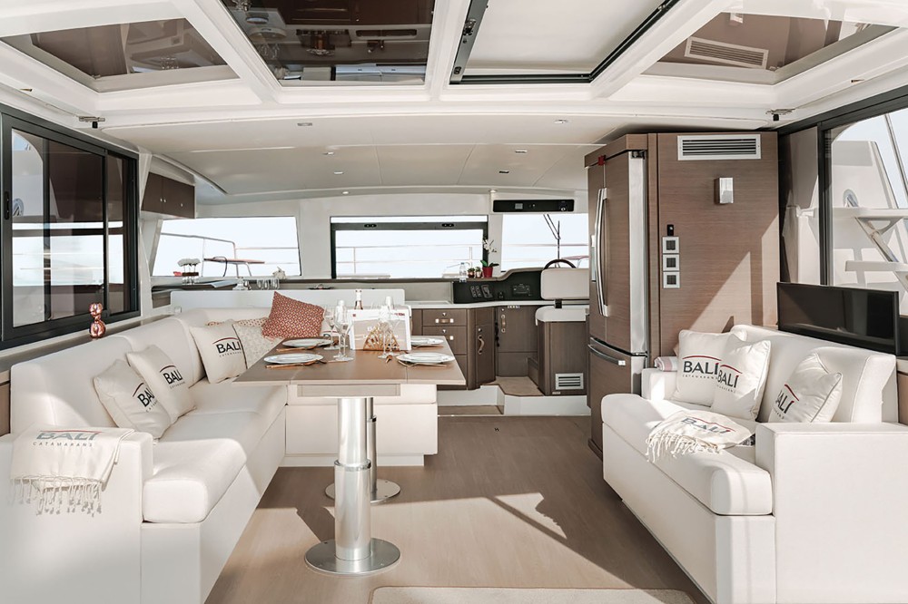 Bali 4.3 - Specs, layout & video | SamBoat