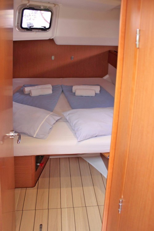 Jeanneau 53 - Specs, layout & video | SamBoat