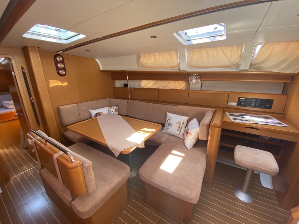 Sun Odyssey 44i - Specs, layout & video | SamBoat