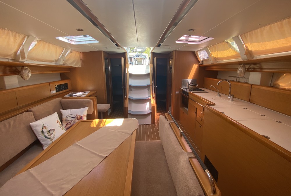 Sun Odyssey 44i - Specs, layout & video | SamBoat