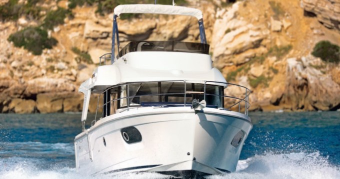 Swift Trawler 35 - Specs, layout & video | SamBoat
