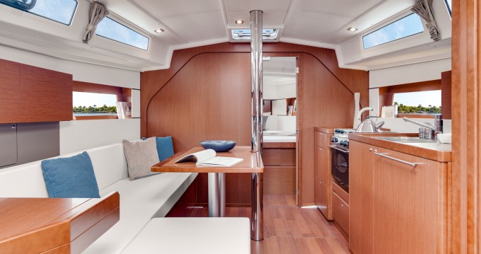 Oceanis 38 - Specs, layout & video | SamBoat