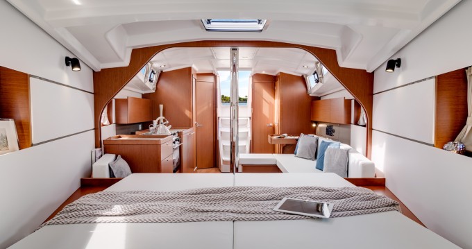 Oceanis 38 - Specs, layout & video | SamBoat