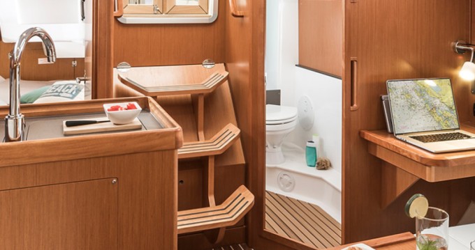 Cruiser 34 - Specs, layout & video | SamBoat