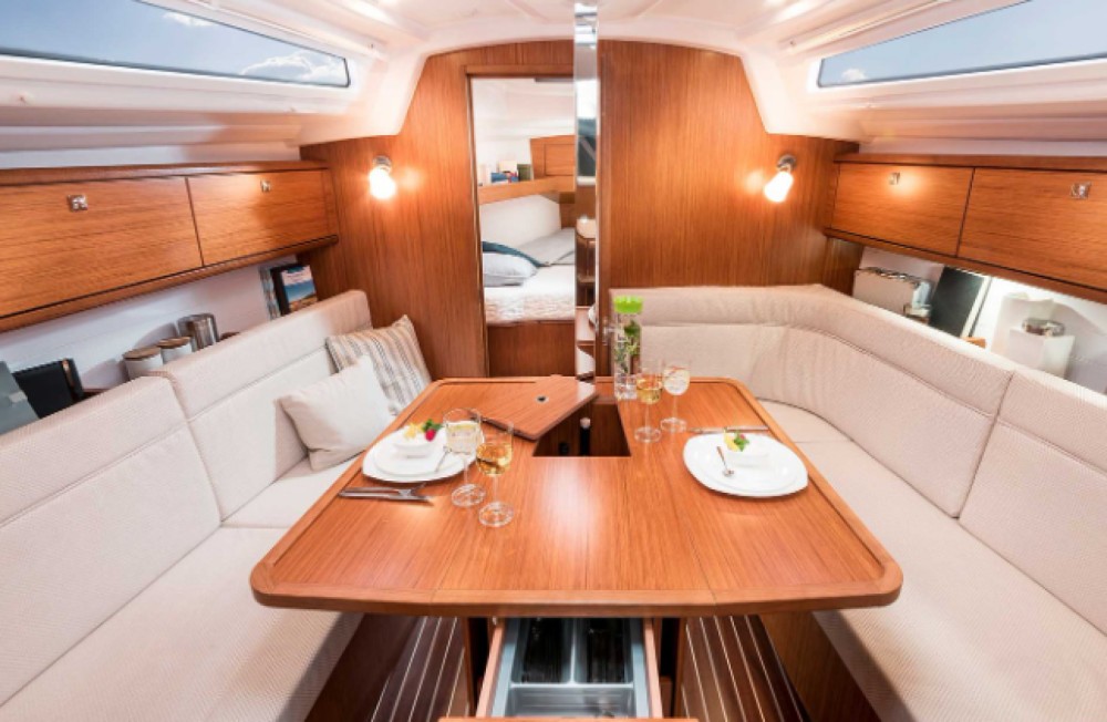 Cruiser 34 - Specs, layout & video | SamBoat