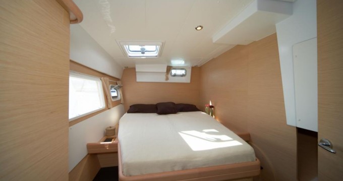Lagoon 421 - Specs, layout & video | SamBoat