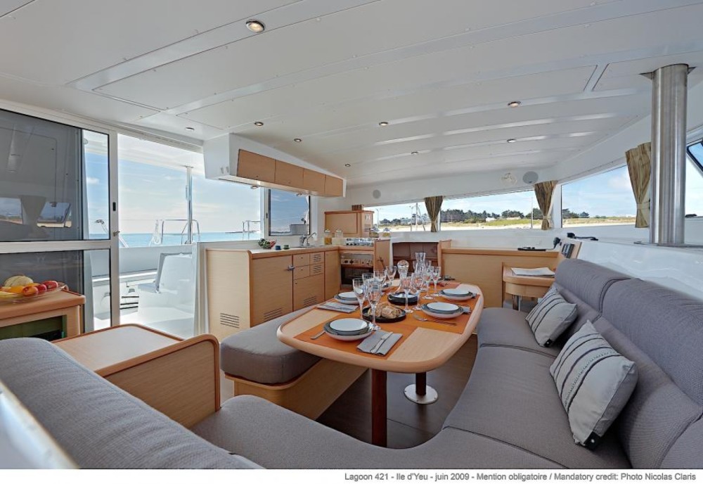 Lagoon 421 - Specs, layout & video | SamBoat